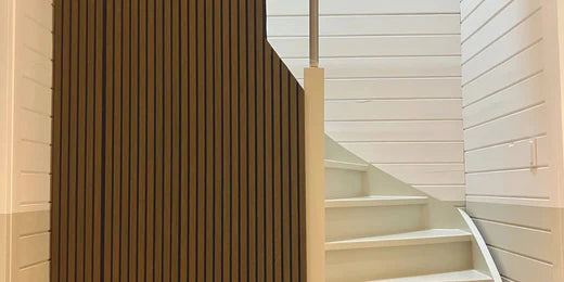 Gestalten Sie ein stilvolles Treppenhaus mit Holzpaneelen – Aku ...